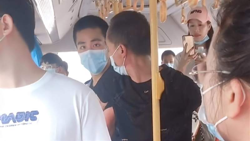 警校生不惧威胁公交单手擒小偷 校方:记三等功