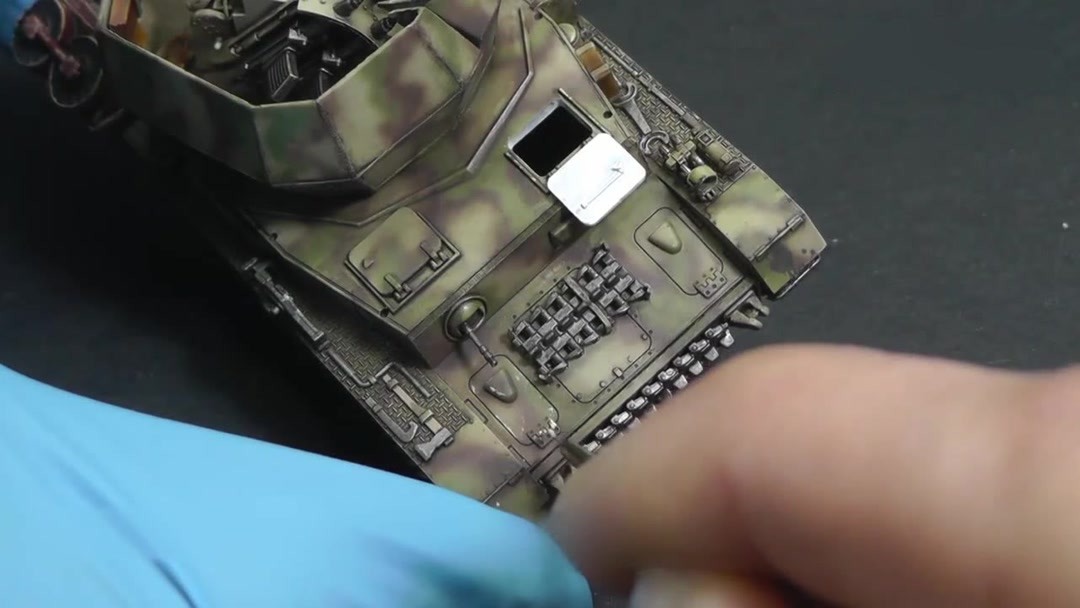 刚买来一辆坦克模型,看看高手是如何涂装的,这技术不服不行