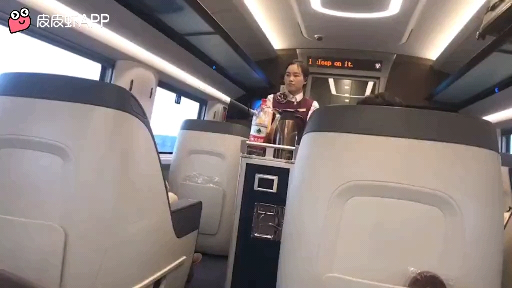 人家在谈项目 你在研究商务座座椅功能