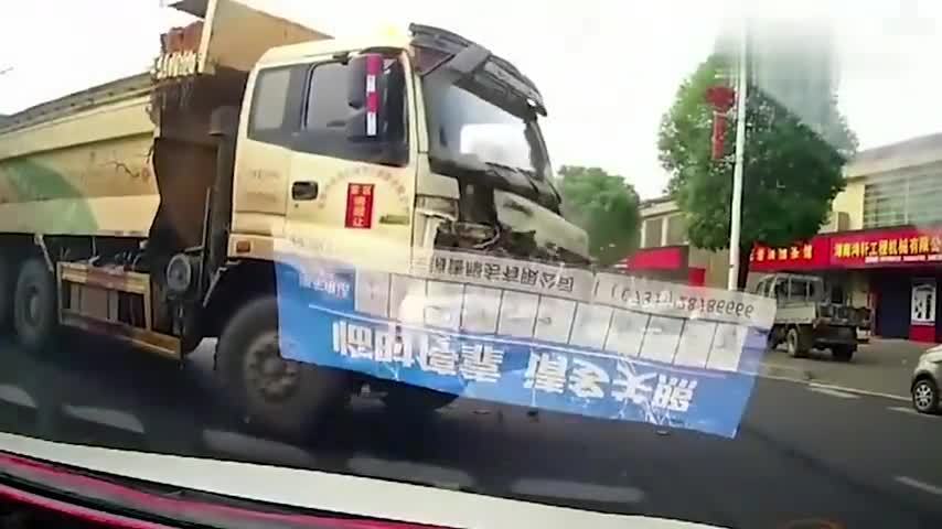 匪夷所思的车祸!这大货车是怎么撞过来的?谁看懂了?