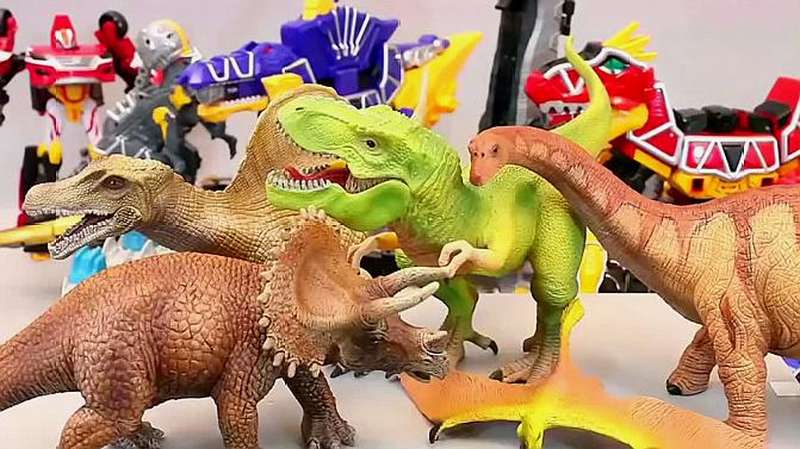 恐龙模型玩具和机械恐龙进行对比展示