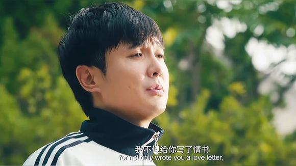 母亲为了孩子不被学校开除竟然在校长办公室这样做