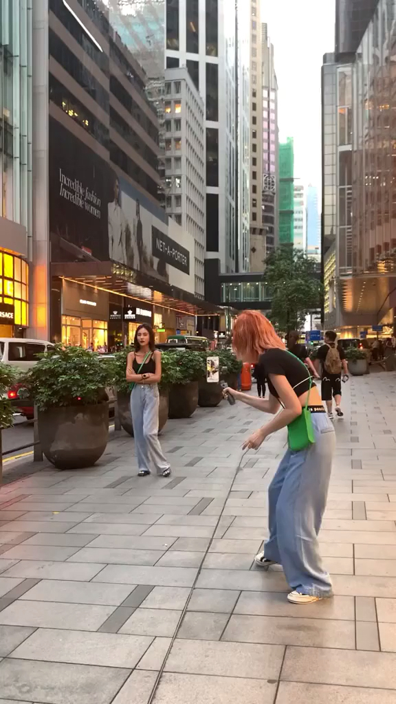 第三视角,两位小姐姐是在拍吗?