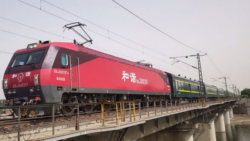 升前弓的“大番茄”牵引T369列车准点到站,机车升前弓确实不多见