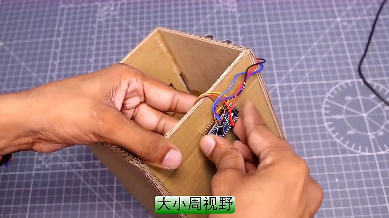 制作一个智能垃圾桶,垃圾到桶的上方自然开盖,再也不用手去开盖