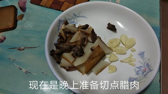 上班后的第一个礼拜天,天温下降十度左右,阴雨天,在家做饭吃
