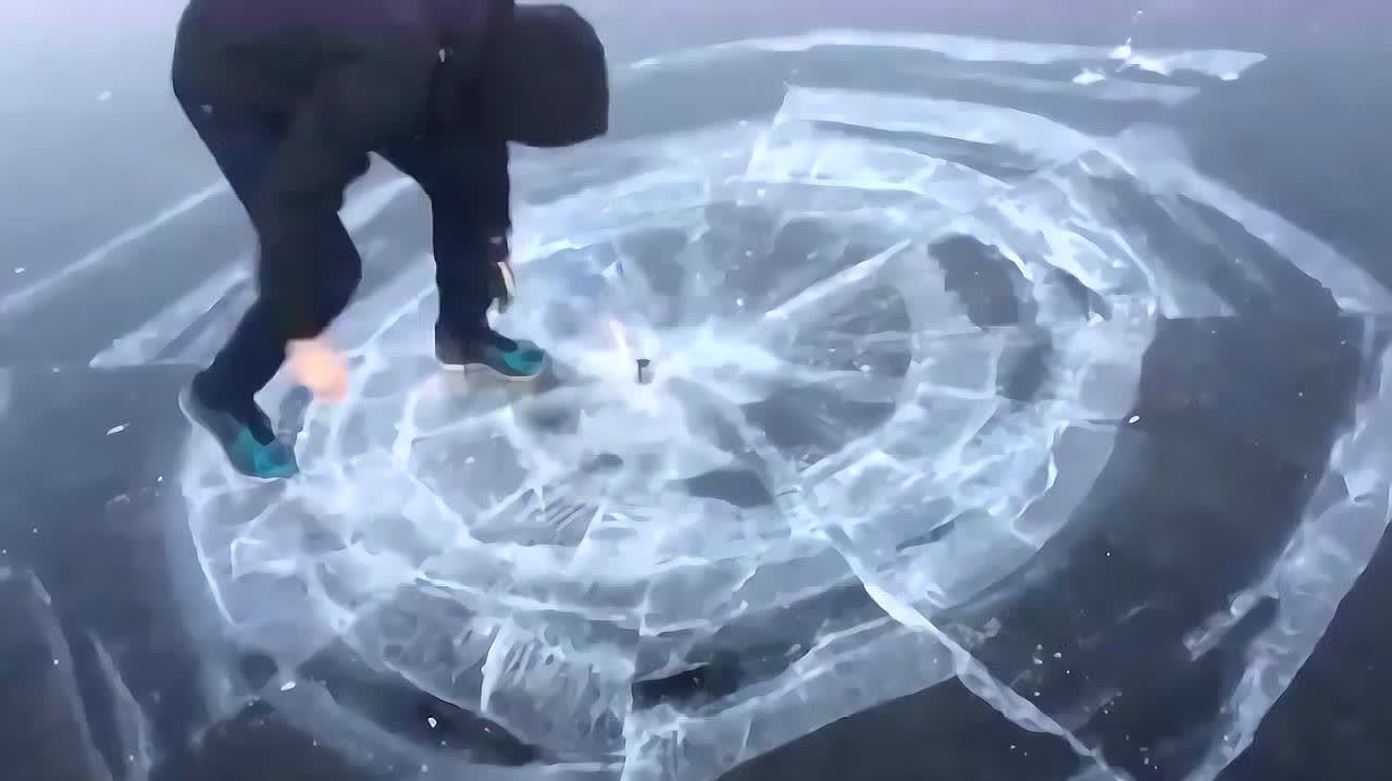 爆竹被老外拿来作死,"小炸弹"扔进河沟,瞬间掀起一片巨浪!