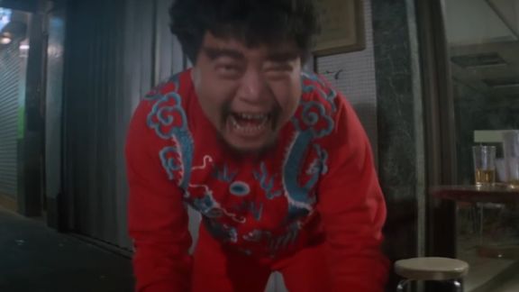 好兄弟被狗撕咬,男子为救人竟学狗叫,没想还真把狗给吓跑了