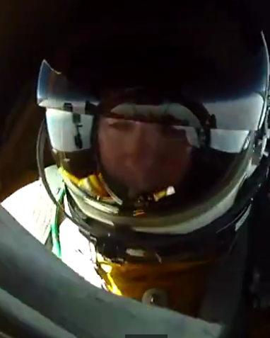 飞机员在高空中看使用说明?飞这么高不怕?