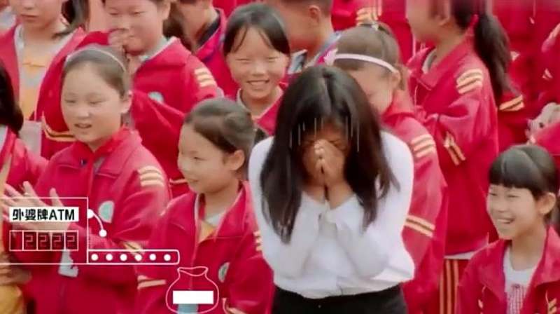 女孩吐槽亲妈拿自己的压岁钱,妈妈一脸尴尬,不料重点在后面!