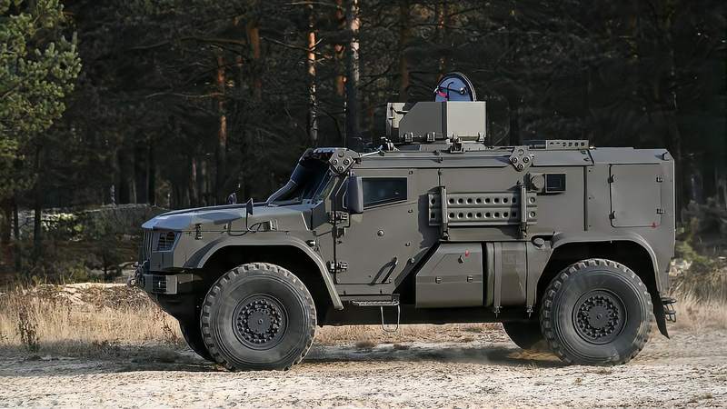 俄军装备换新,4千辆老旧装甲车却继续用,一分钱掰成两半花