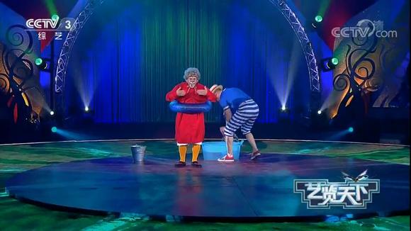 《小丑表演》滑稽上演,幽默搞笑,让人笑个不停,来看|艺览天下