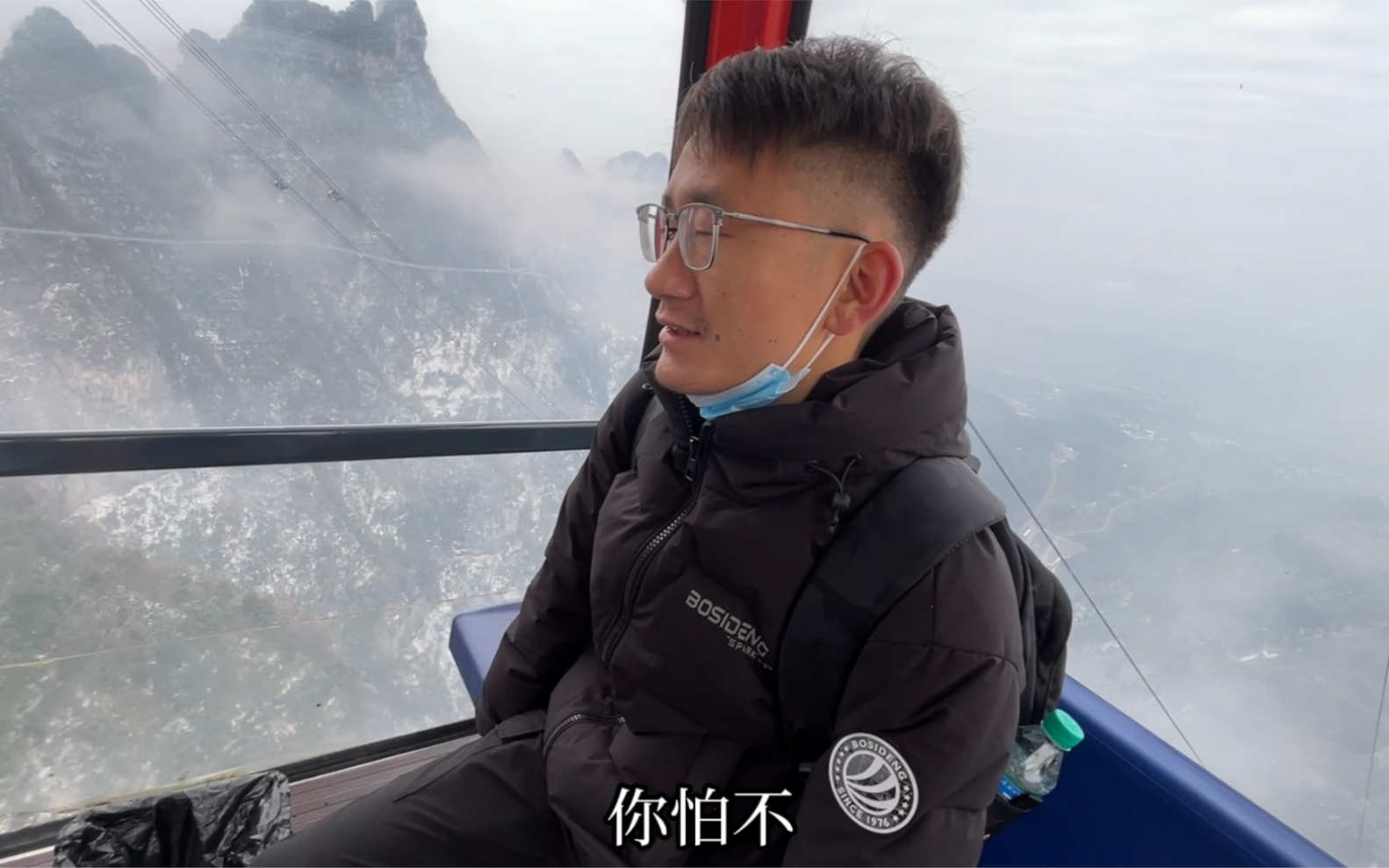 太刺激了!带女朋友到张家界坐缆车,小伙吓得眼睛都不敢睁开