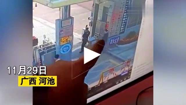 男子校门口持刀徘徊保安淡定注视,城管出手保安仍默默“助威”