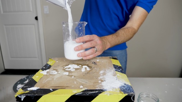 老外将二氧化硅倒水中搅拌,结果成神秘粘液,用手一捏太好玩