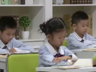 最新人教版部编版三年级语文上册第10课《在牛肚子里旅行》(第一课时)