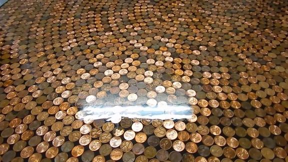 用硬币这样改造,一张老旧木桌转瞬美得亮瞎眼!