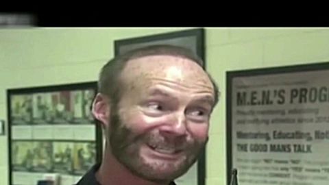 美国:冰球防身 美大学应对枪击出奇招