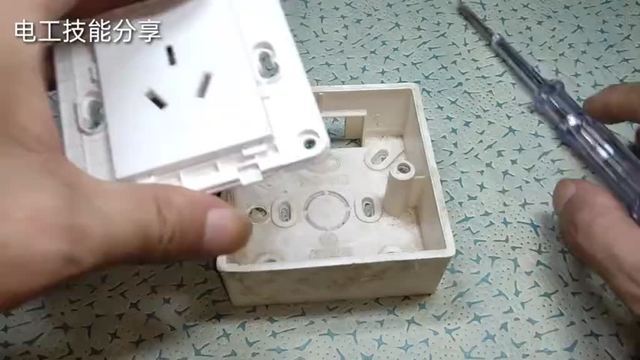家里线盒耳朵经常坏,老电工教给你快速修复,再也不用换线盒了