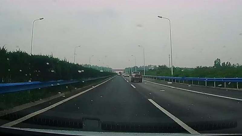 高速路司机开着车撞向护栏,惊魂一幕被记录仪拍下