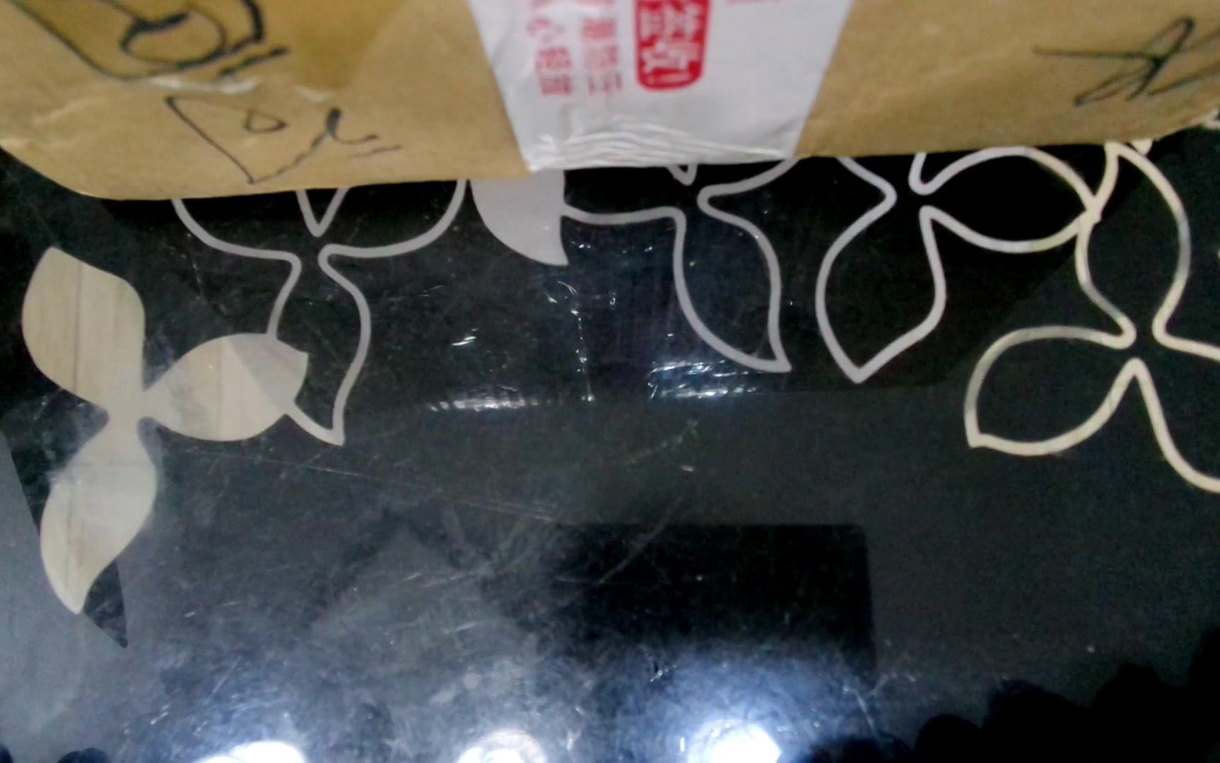 ...欢乐开箱!收到了簪圈大魔头之一的寒天的口红付邮送!说要给我寄刀片!