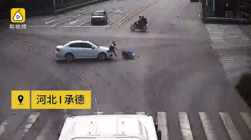 电动车被撞瞬间,你敢看第二遍吗