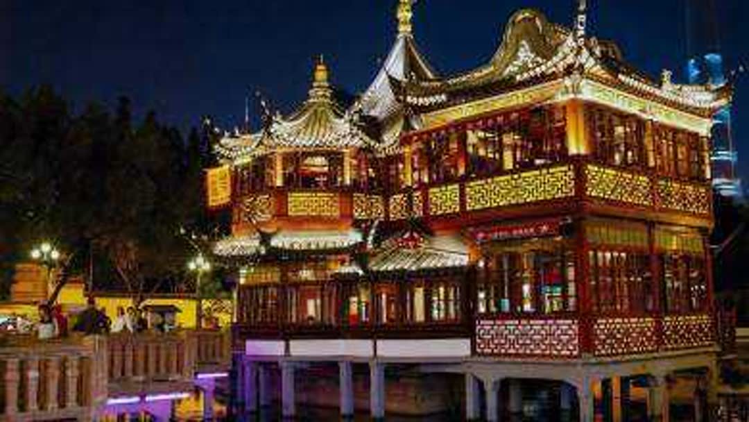 城隍庙是上海的名片属于旅游胜地 每天人流如织