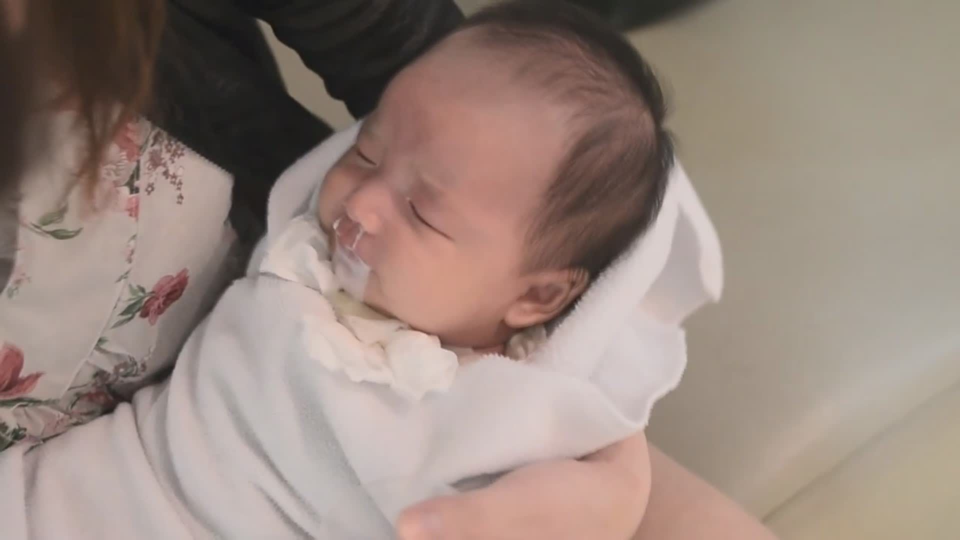 新手爸妈带娃需谨慎,照顾过程有很多注意事项,快听听专业的指导