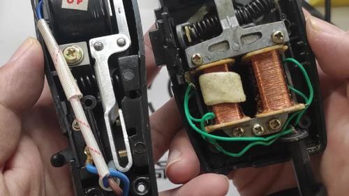 拆解老式电推子,结构和苏联剃须刀雷同,比比谁的振动大