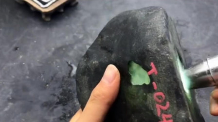作价35000的翡翠原石,切出了一条特色的手镯,你来打个分?