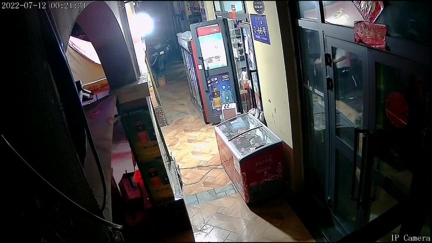 这人说的撒我不在一会拿两瓶水问他了都说没拿不看监控还不知道…