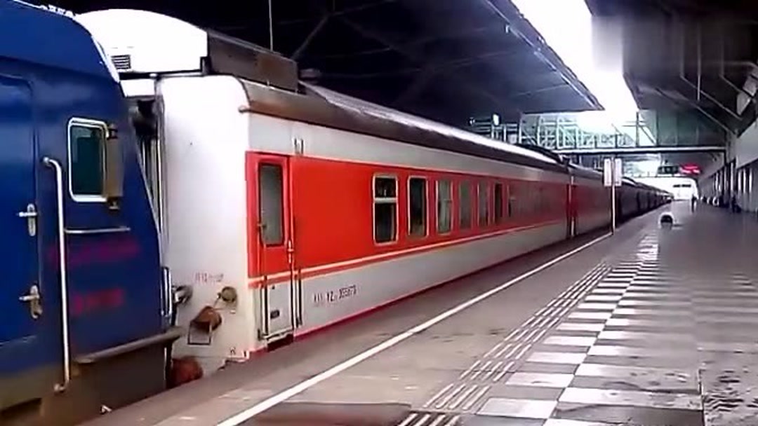 上海至成都K1156次列车HXD3C牵引出南京站