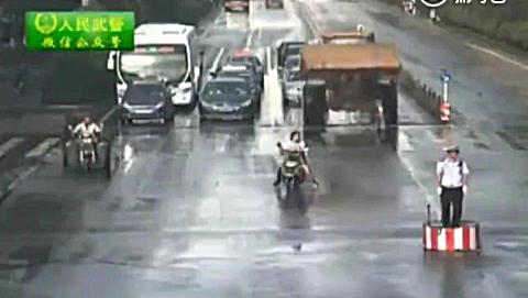 大铲车闹市中疯狂冲撞, 行人, 小汽车, 客车, 警车被疯狂追逐碾压