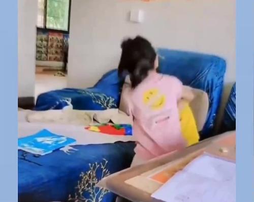 姐弟俩打架,还是回合制的,就看谁暴击伤害高了