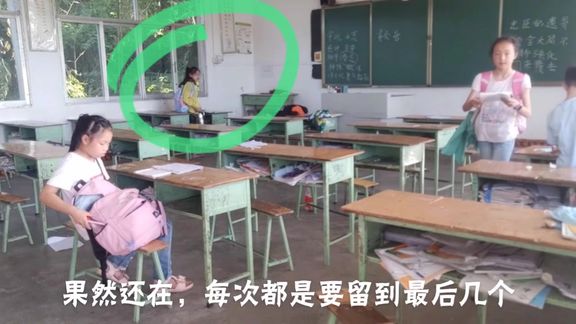学校门口傻等半天不见孩子放学出来,进去一看让人哭笑不得!