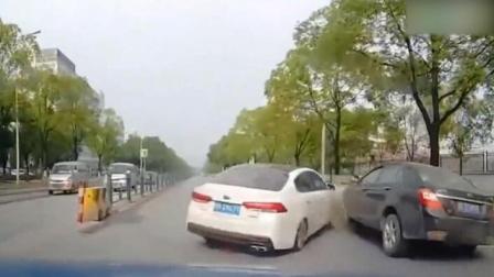 司机随意调头,引起连环撞车,简直是作死