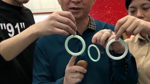听声音就可以辨别真假翡翠,三种手镯音质不同,你能听的出来吗?