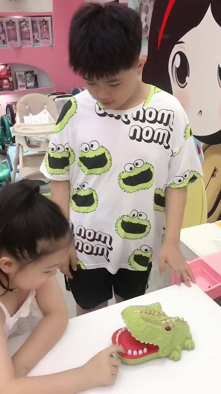 李悟高兴坏了没咬到她的手哈哈哈哈