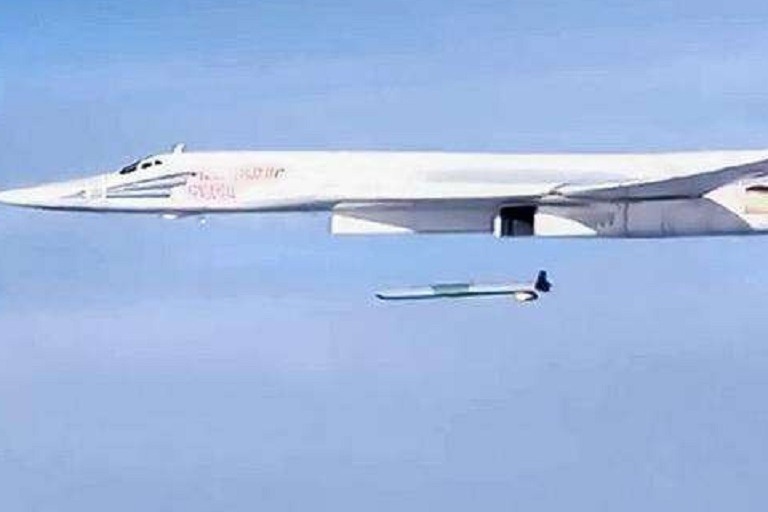 俄罗斯又添一张王牌,可携带45吨核弹突袭,能轻松干掉美国B-1