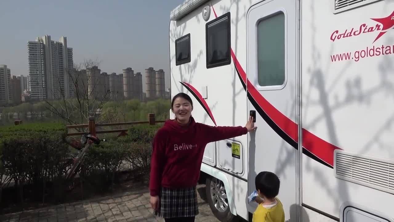 38万就可以拥有这样一套移动的房子,厨房、卧室、客厅一应俱全