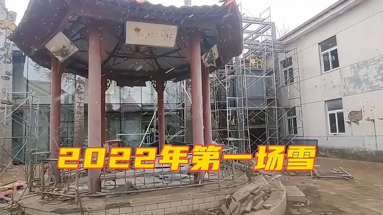 实拍2022年郑州中牟第一场雪,雪再大挡不住工人师傅安装玻璃幕墙...