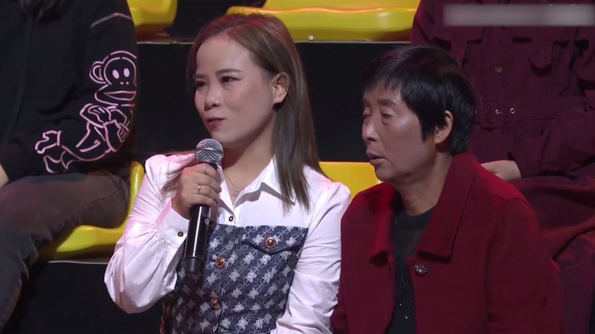 美女刷视频,竟刷到和自己长得一模一样的人,直接解开...