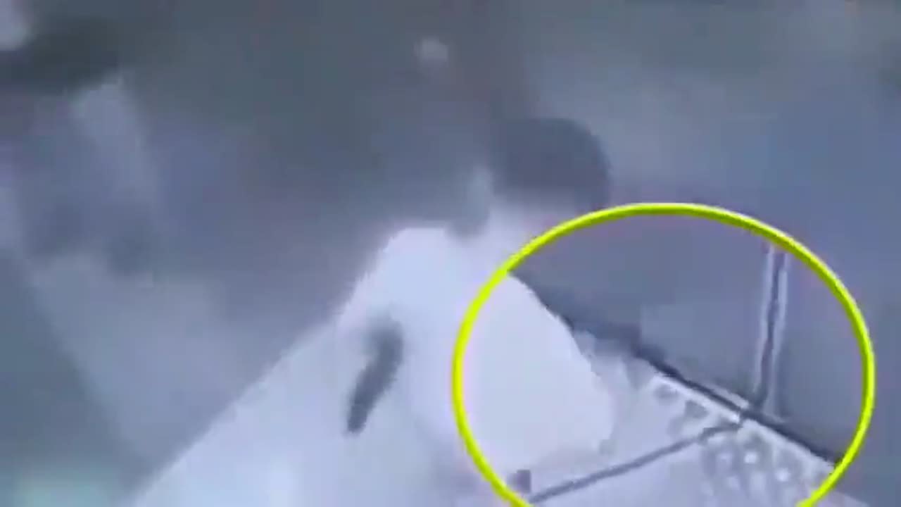 监控:男童拽断键盘线致电梯按键失灵,急得生趴电梯门