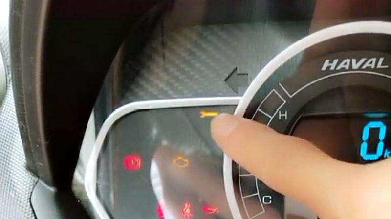 汽车仪表盘上这几个指示灯亮,就需要立马停车进行调整,不能大意