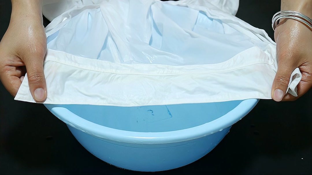 衣领发黄别拿肥皂洗,教你清洗小窍门,洗完和新的一样干净