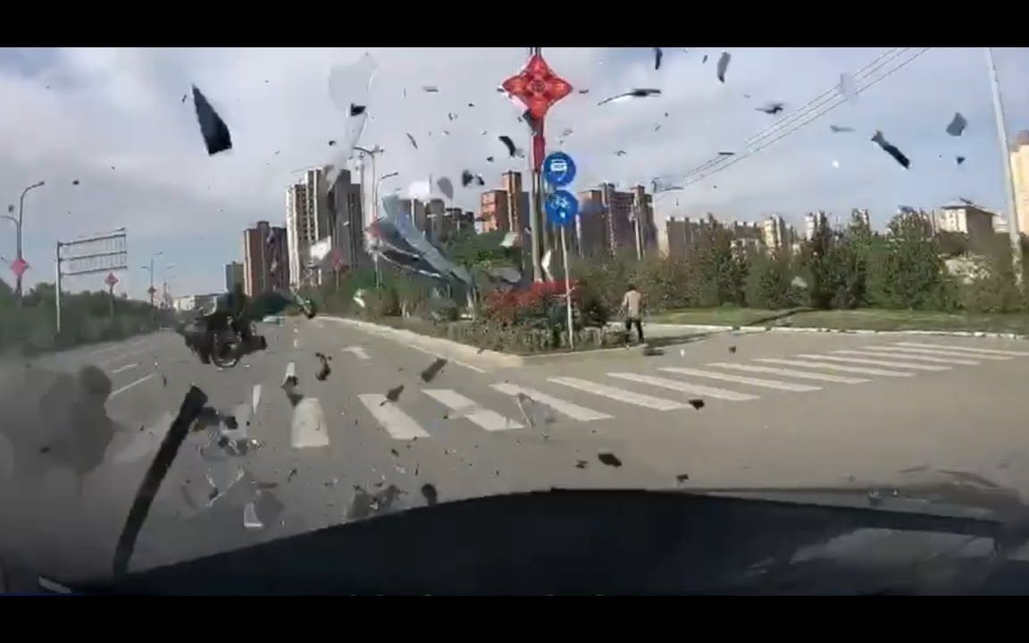 交通事故合集:转弯不让直行发生猛烈撞击,三轮车闯红灯被撞人车分离