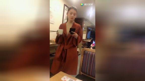玩手机低头一族总能碰到一些尴尬的事情