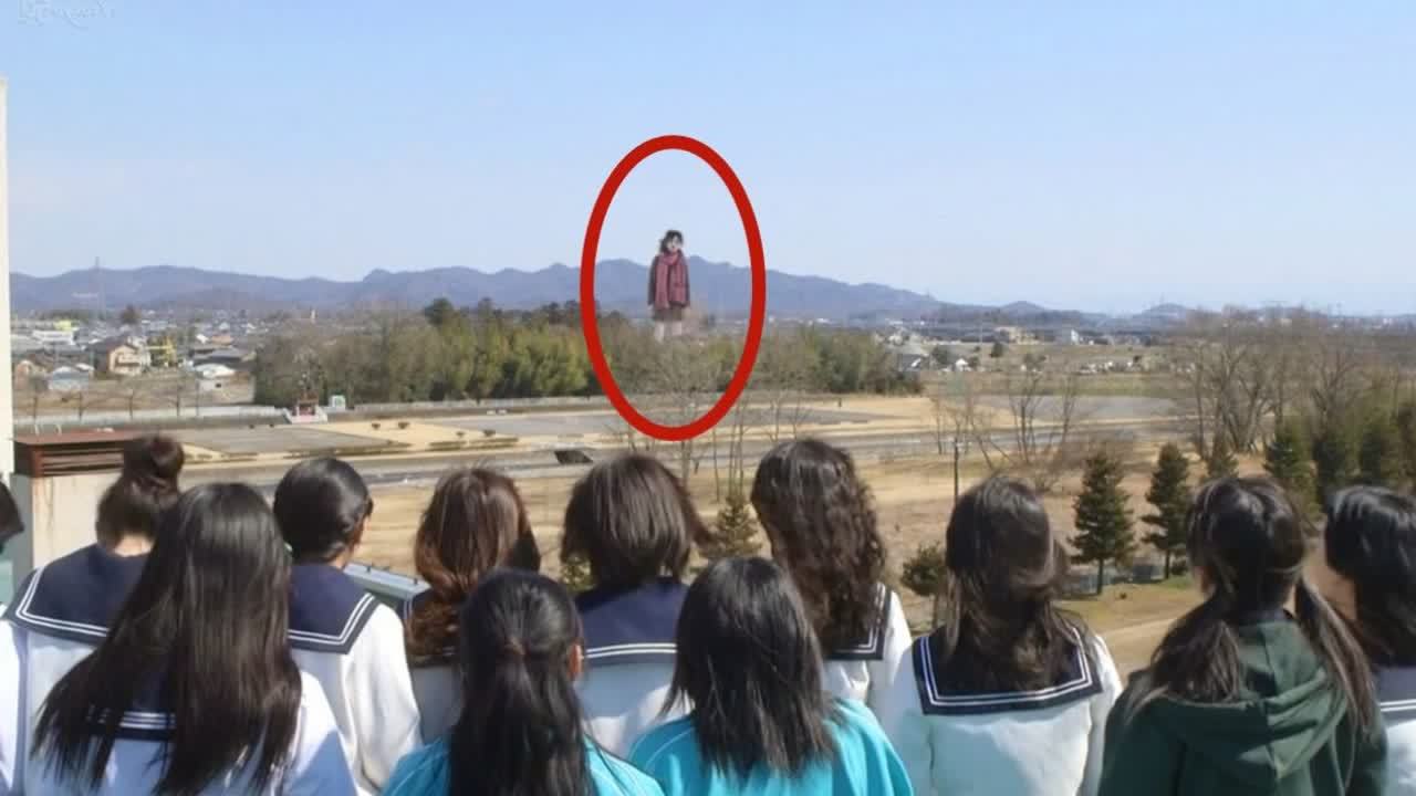 50米巨型僵尸侵袭学校,学霸看见后没有逃跑,计算起僵尸的加速度