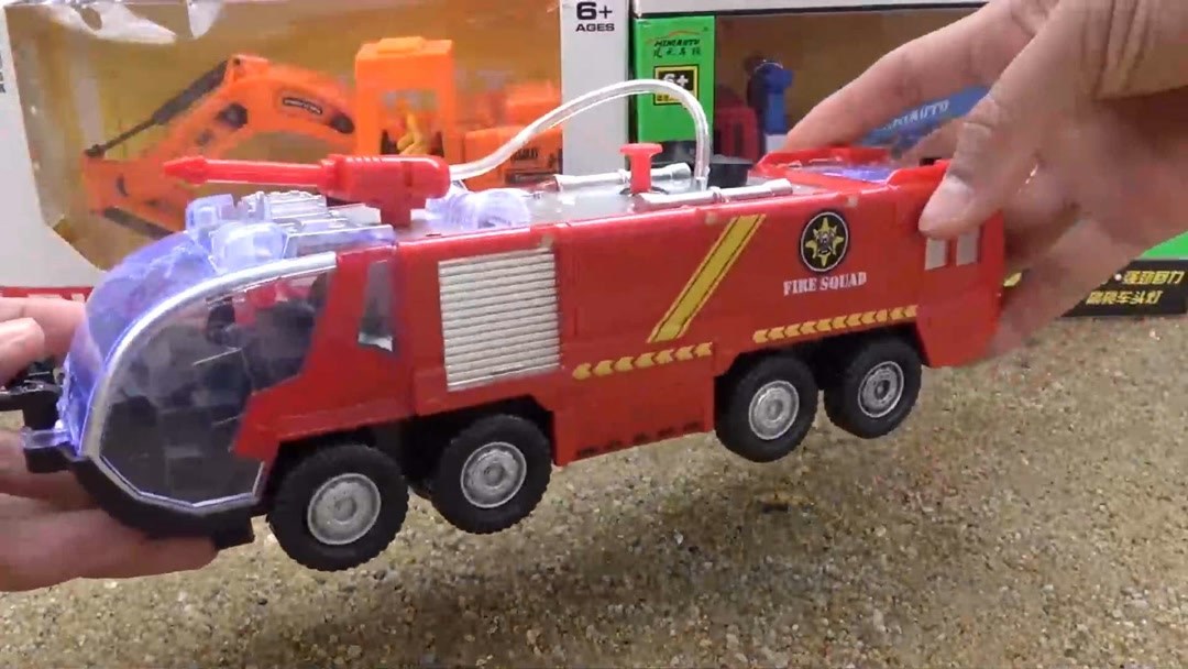 少儿卡通,工程车玩具动画,消防车、挖掘机帮助受伤的翻斗车