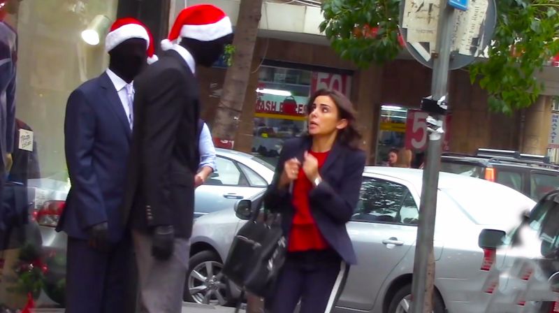 俩小伙扮成假人模特恶搞路人!妹子被吓得花容失色